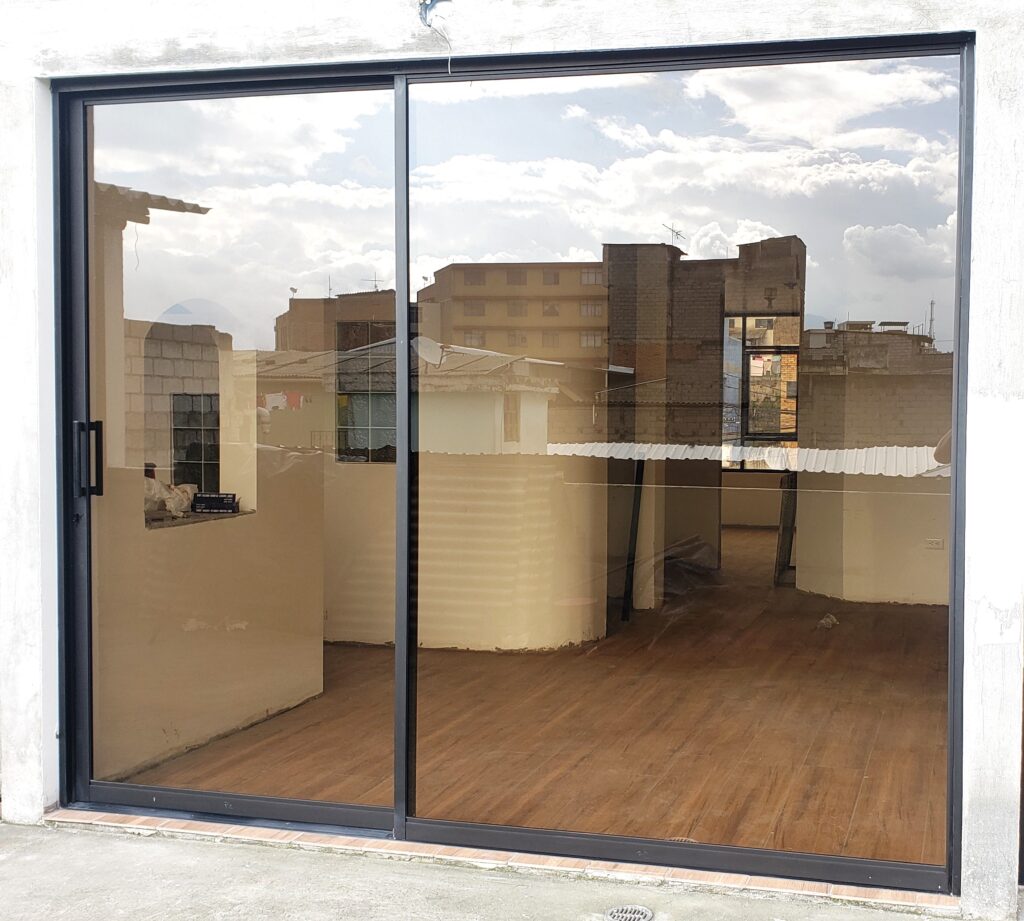 Instalación de puertas en aluminio - Aluminio y vidrio en Quito